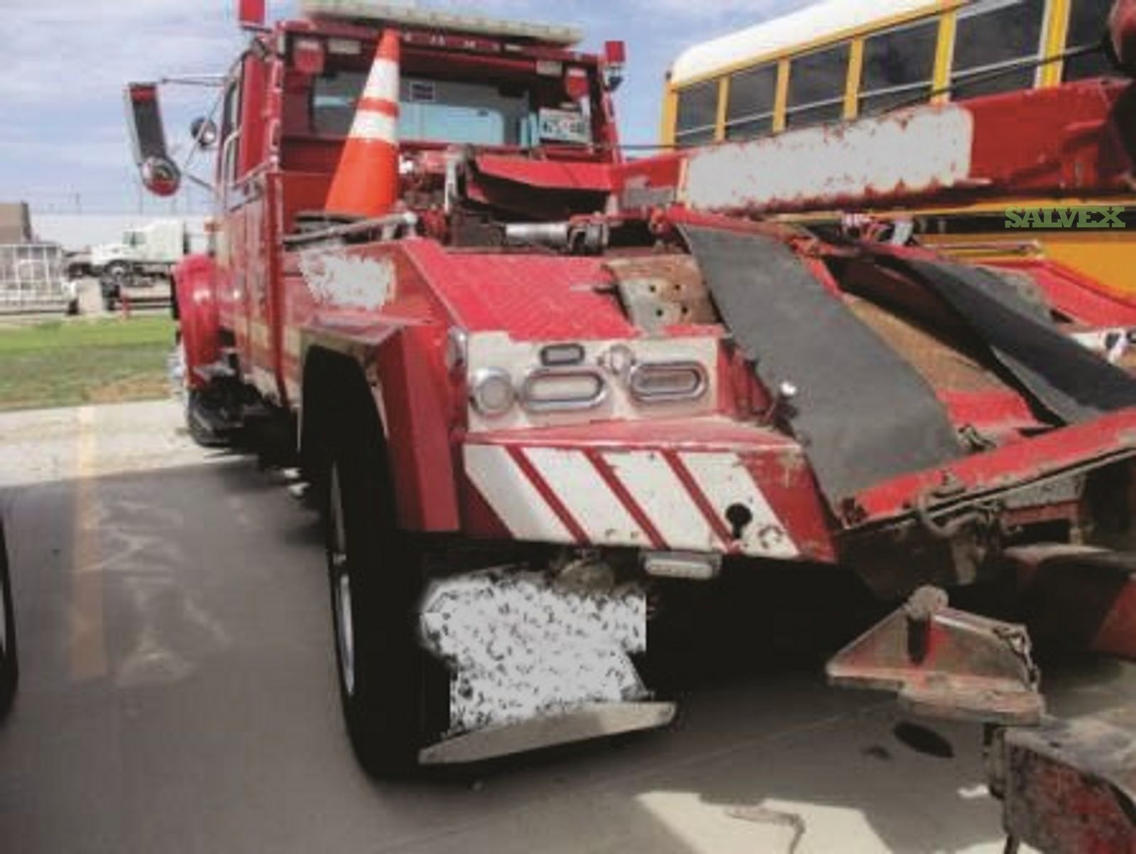 International 4700 156 Inch WB 2 DR Standard Cab 1999 | Salvex